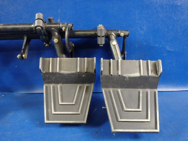 Cessna SET BRAKE AND RUDDER PEDALS